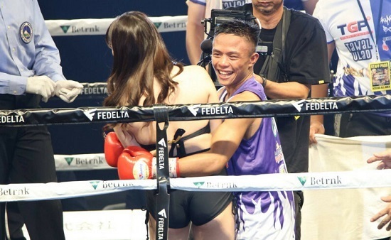 『勝利したボクサーが豊満ラウンドガールに抱きついた！場内騒然』by「イーファイト」: ヤフコメ・ドットコム